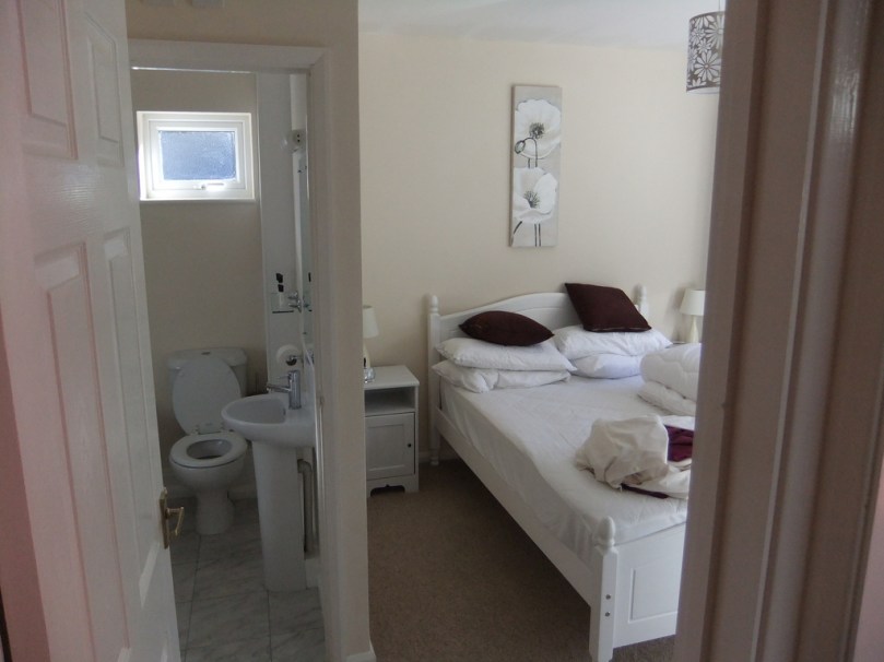 Hotel English: Booking a Room – English with a Smile